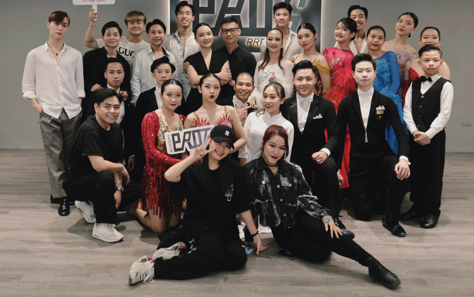 Vợ chồng trưởng nhóm Big Toe ra mắt "cơ ngơi vũ đạo" mới hoành tráng